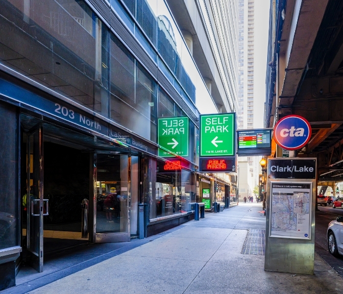 200 N Clark Garage | iParkit Chicago Parking