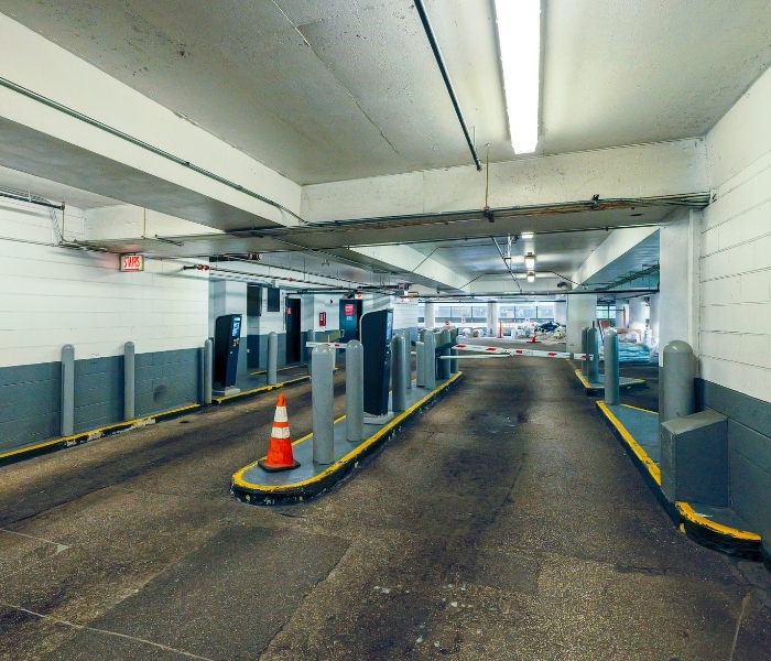 200 N Clark Garage | iParkit Chicago Parking