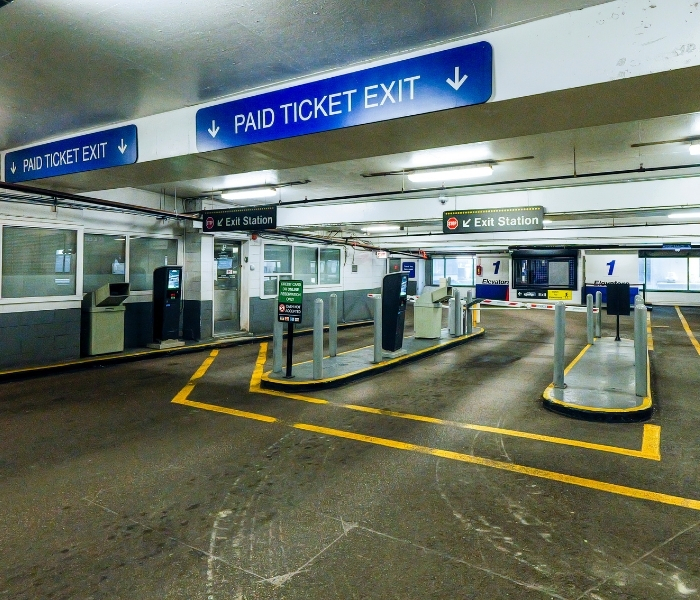 200 N Clark Garage | iParkit Chicago Parking