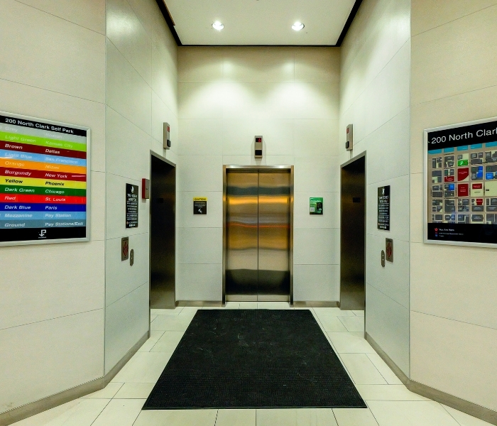 200 N Clark Garage | iParkit Chicago Parking