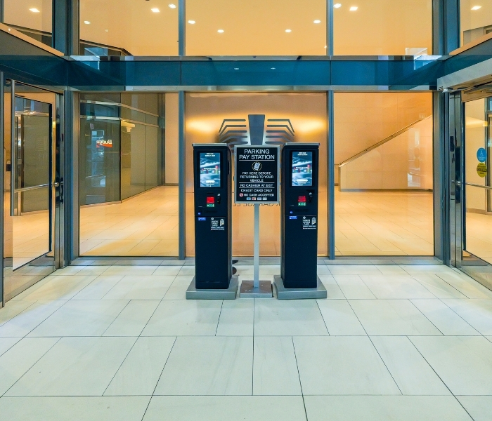 200 N Clark Garage | iParkit Chicago Parking