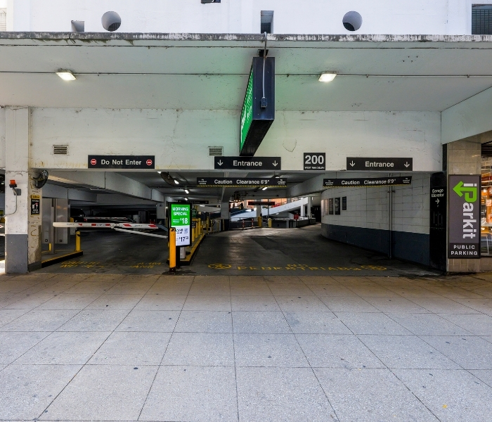 200 West Randolph Garage | iParkit Chicago Parking